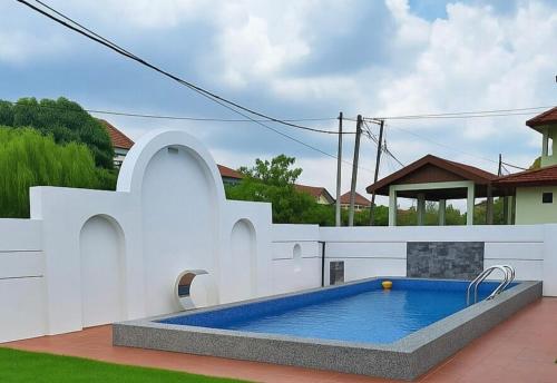 Zehra Villa Seri Iskandar With Private Pool - Seri Iskandar