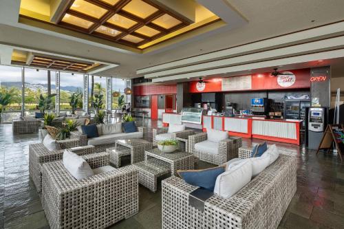 Beach Life Waikiki One Bedroom Condo Full Kitchen - Honolulu, HI