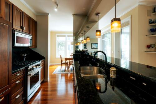 Waterfront 2bd Next To Pike Place With Private Patio - Seattle, WA