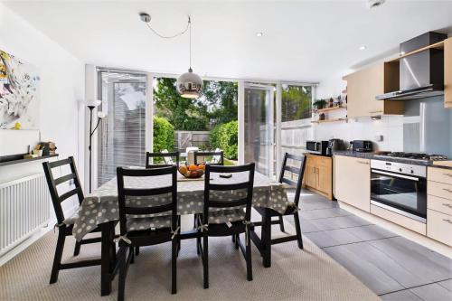 2 Ensuite Beds House, Sleep 4 With Free Parking, Self Check-in, And Close Link To London, Zone 6 - Epsom