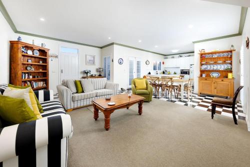 Elegant Englehardt Villa - Albury