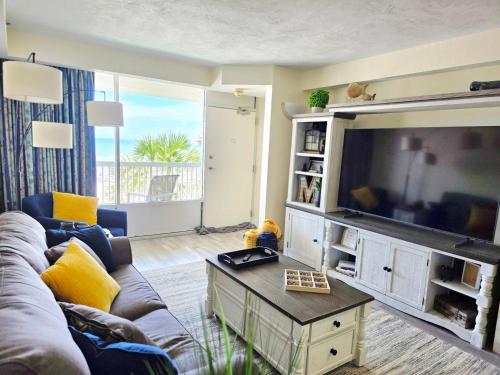 Direct Oceanfront 1 Bedroom W/kitchen & Balcony - Ormond Beach, FL
