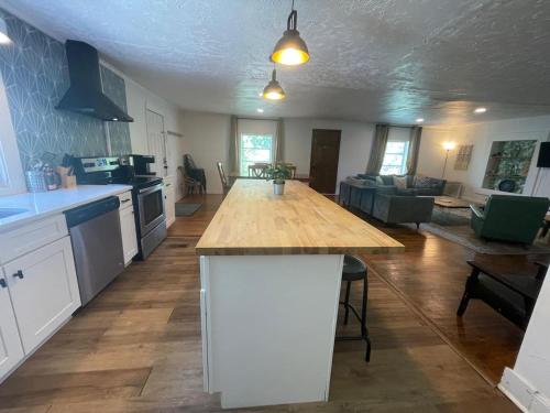 Relaxing 3 Bedroom Home Near Downtown - Knoxville, TN