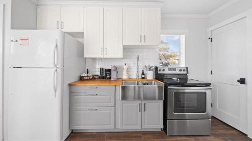 Comfy Modern Farmhouse Cottage W/ Private Patio! - Tampa