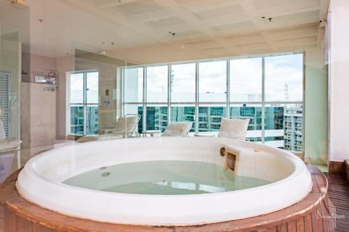 Flat Familia, Ao Lado Dos Ministerios E Esplanada, Moderno, Completo, Piscina, Academia, Novo E No C - Brasília