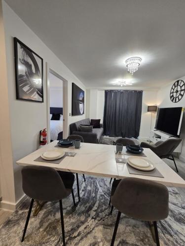 Mega9 Luxury 2bedrooms Apartment - 2baths, 2toilets - Salford