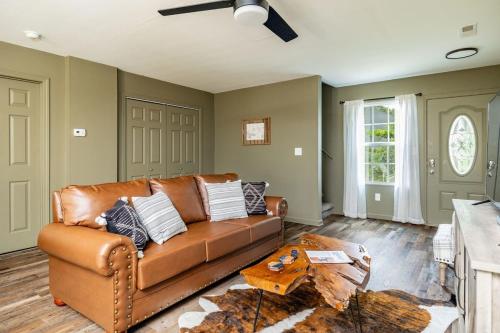 Comfortable Escape Near Dolly W Hot Tub - Sevierville, TN