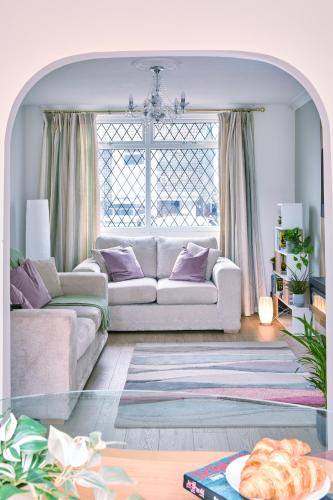 Cosy Nook - 3 Bedroom Retreat With Private Garden, Parking And Media Wall - Leeds