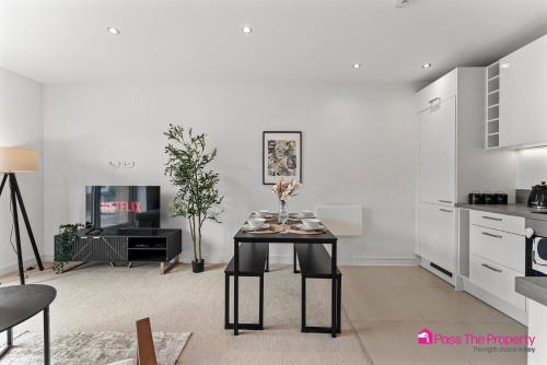 Nordic Abode In Central Reading - Balcony - Reading