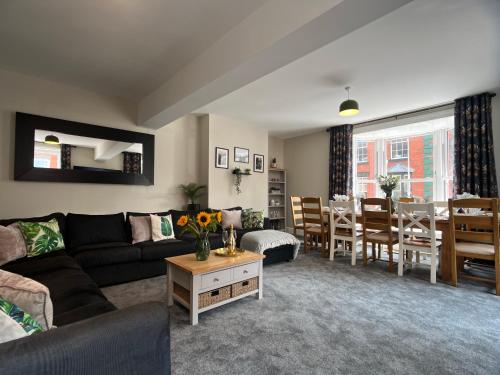 Llangollen High Street - 4 Bedrooms - Sleeps 12 - Llangollen