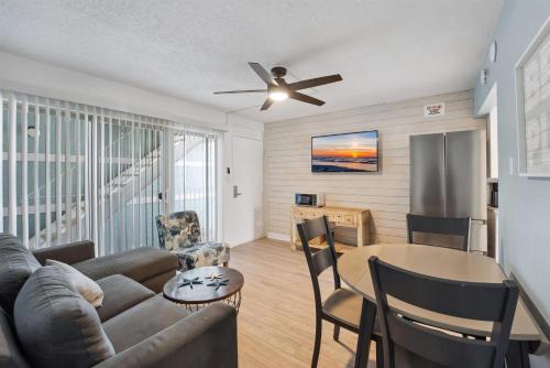 Driftwood Escape: 3 Br Condo With Two Heated Pools - Avalon
