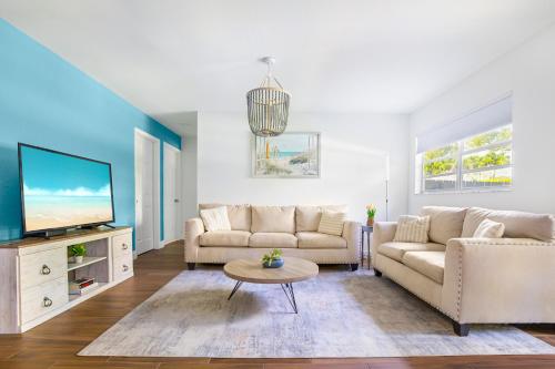 The Coastal Dream! Only 3miles To The Beach, Fast Wifi, Garage - Naples, FL