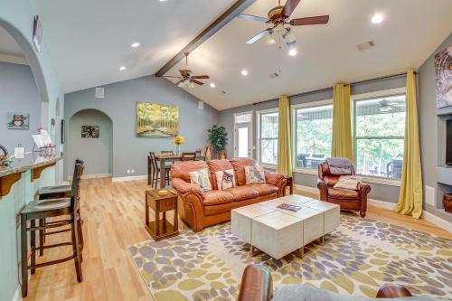 < 5 Mi To Lake Desoto: Grand Hot Springs Home - Hot Springs Village, AR