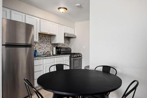 Blue Haven At Hines | Stylish 2bd Stay | Peoria Heights - Summer Camp Music Festival
