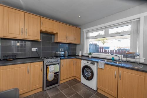 Free Parking | Central | Sleeps 5 | 2 Bedrooms - Livingston