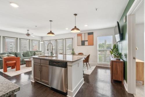 Reynoldstown Lux 2br, Rooftop Deck, Near Beltline & Downtown, Free Parking - Decatur, GA