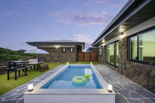 Gimnyeong Stonewall Private Pool Villa - Jeju-si