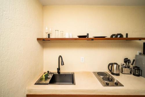 Private Entry Suite With Patio And Ample Bathroom - Cancún