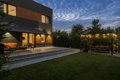 VILLA THERME - Luxurious Villa near Therme SPA & Airport in Corbeanca ...