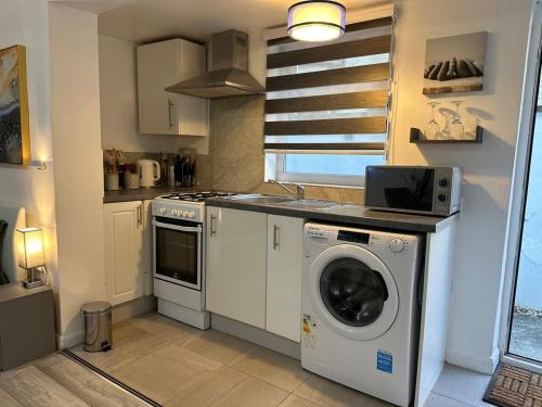 Watford Junction, King Size Bed - Watford