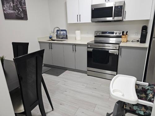 New Built House, Stay In Style Guest Suite, 2bedroom, 2bed, 2bath - Alberta