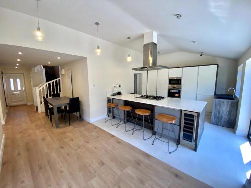 Luxury 5 Bedrooms House In Milton Keynes - Milton Keynes