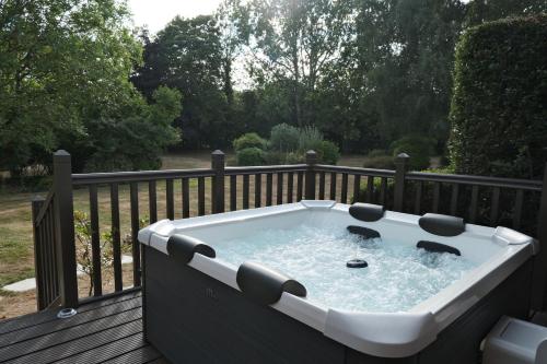 Countryside Log Cabin - Luton