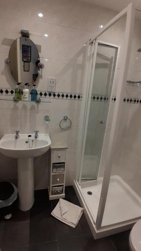 Dolphin Guest House - Looe, United Kingdom - Updated 2026: Prices and ...