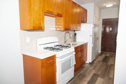 Ruby2 Room At Brighton Beach 2min Walk To Ocean & Subway Chic Stay - Brooklyn, NY