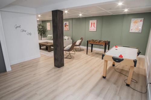 Play & Stay - Downtown Sleeps 10 - Alberta