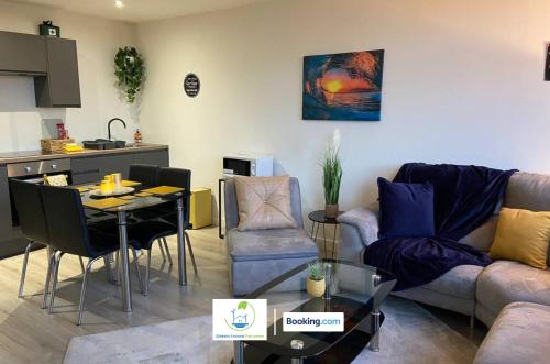 Two Bedroom Apartment In Bradford Canal Road Contractors With Free Wifi - Bradford