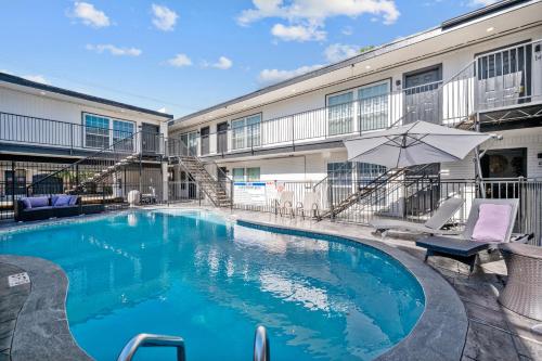 Chic & Cozy Montrose Apt With Pool & Parking - Houston, TX