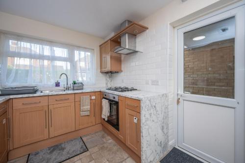 Large Contractor Stay 6 Bedrooms With Parking - Luton