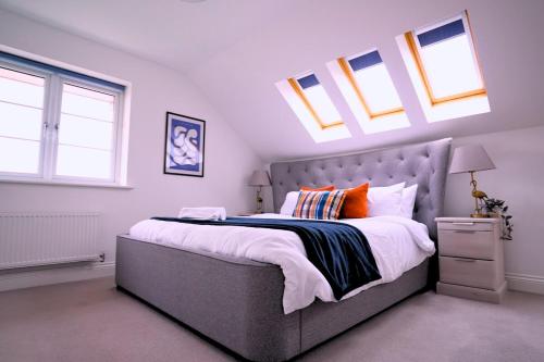 Elegant Kennedy Getaway - 5br Home For 9 With Wifi & Parking - High Wycombe