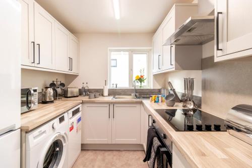 Wow! Seaview Beach Apartment Sleeps 6-free Parking - Bournemouth