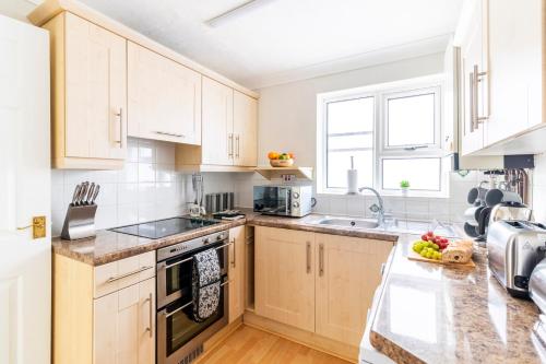 Panoramic Sea View 2 Bedroom Sleeps 6-free Parking - Southbourne