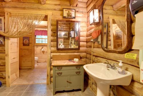 Handcrafted Log Cabin In Candor: Group Getaway! - Berkshire, NY