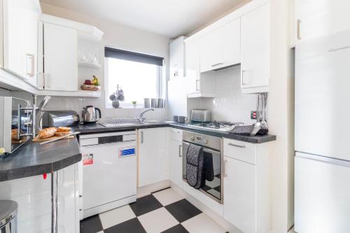 Amazing Sea View 2 Bedroom Sleeps 6 - Free Parking - Bournemouth
