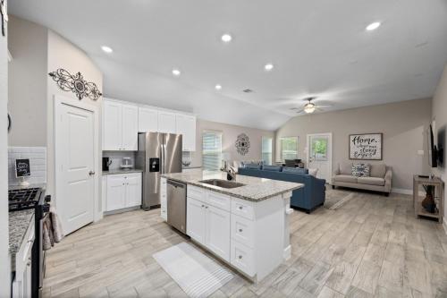 Spacious 3br Conroe Home Sleeps 12 With Fenced Yard & Games - Conroe, TX