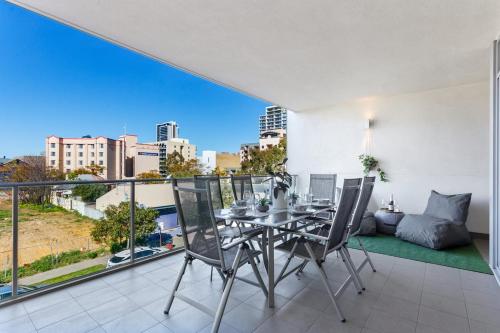 Luxe Chic 3br Apt City Skyline Views - South Perth