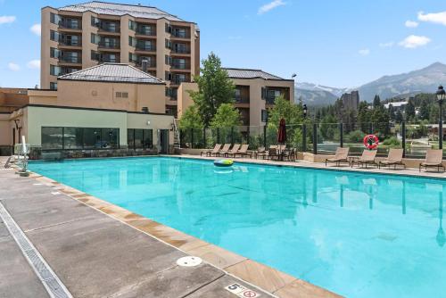 Main Street Escape Walk To Gondola Plus Hot Tub - Breckenridge, CO