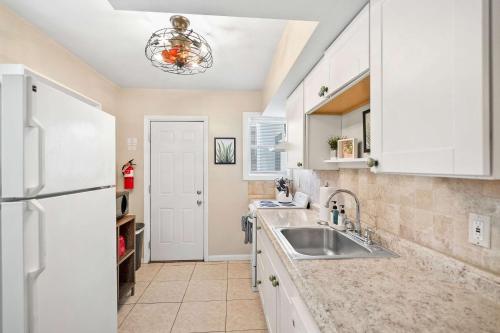 The Peachy Pearl, Private Uptown Apartment, Dog Friendly - St. Augustine, FL