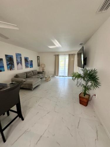 Canalfront Near Beaches Private Home Remodeled - Gasparilla Island State Park, Boca Grande