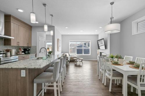 Relax In Comfort, Ac, Yyc, Crossiron Mills, Banff - Calgary