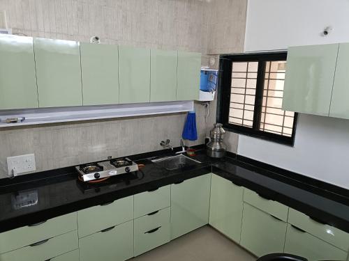 Cozy Bedroom For Female Couple Family - Pune