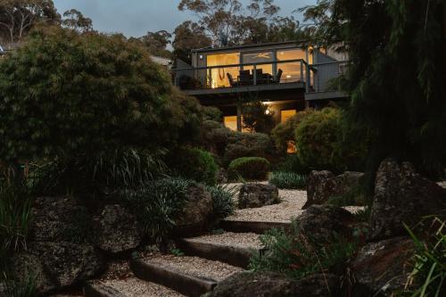 Ocean View Coastal 3 Bedroom Retreat In Lorne - Balcony, Fireplace, Free Wifi Warm Coastal Charm - Lorne