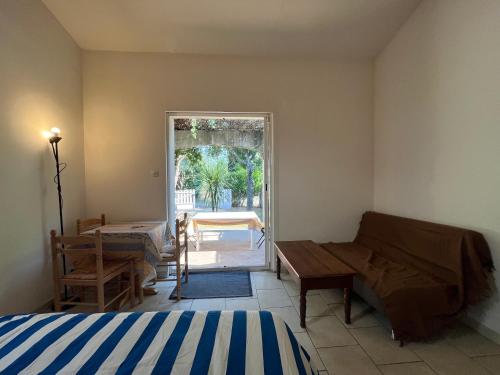 Studio dans Villa avec jardin et parking entre Avignon et St Remy