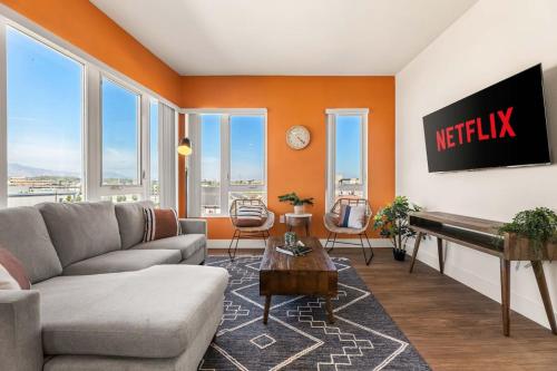 Stylish 2bd Haven With Scenic Dtla Views And Parking - Bellflower, CA