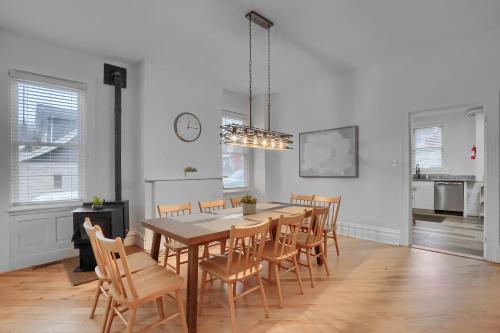 Modern And Spacious Four Bedroom House In Pittsburgh With Parking - Homestead, PA