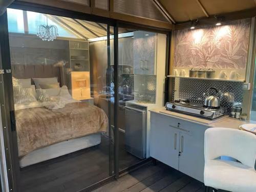 African Bird Of Paradise - Garden Glamping - Outdoor Shower - Boksburg